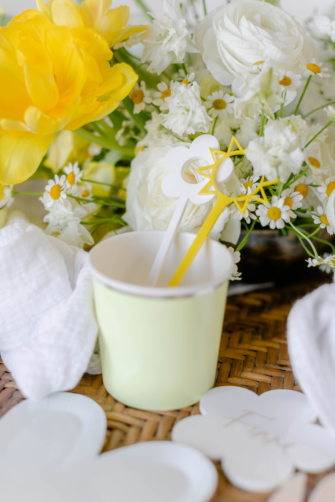 A Daisy Party that will have you giddy for Spring! – Beijos Events